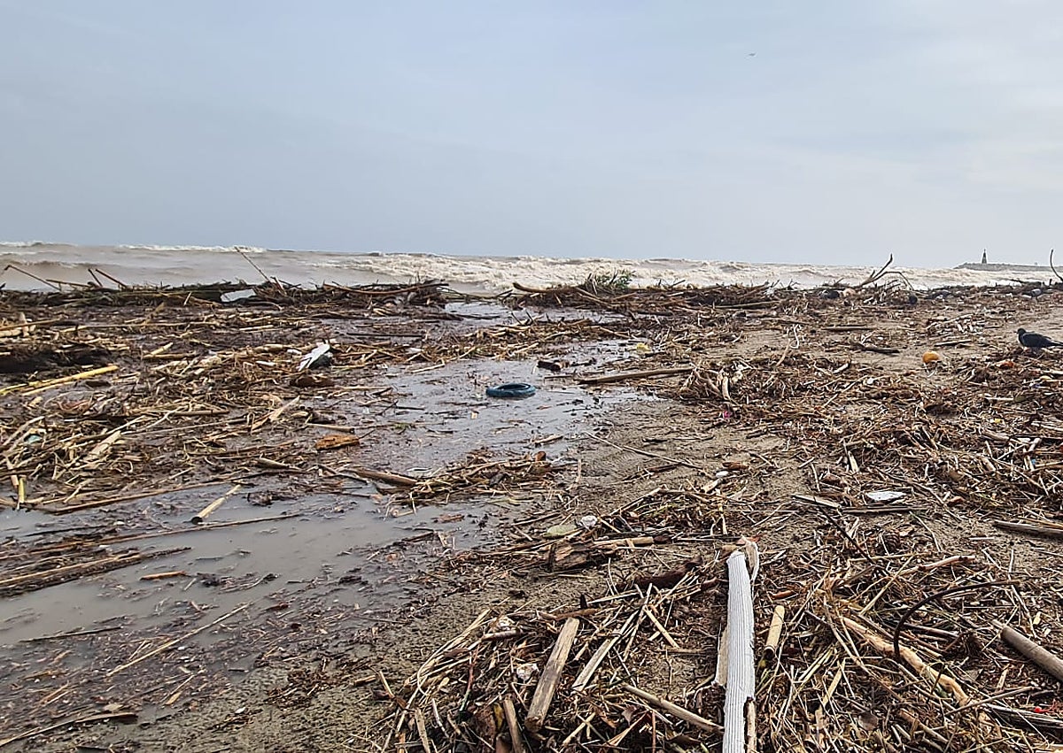 El temporal deja sin arena la playa de La Carihuela | Diario Sur